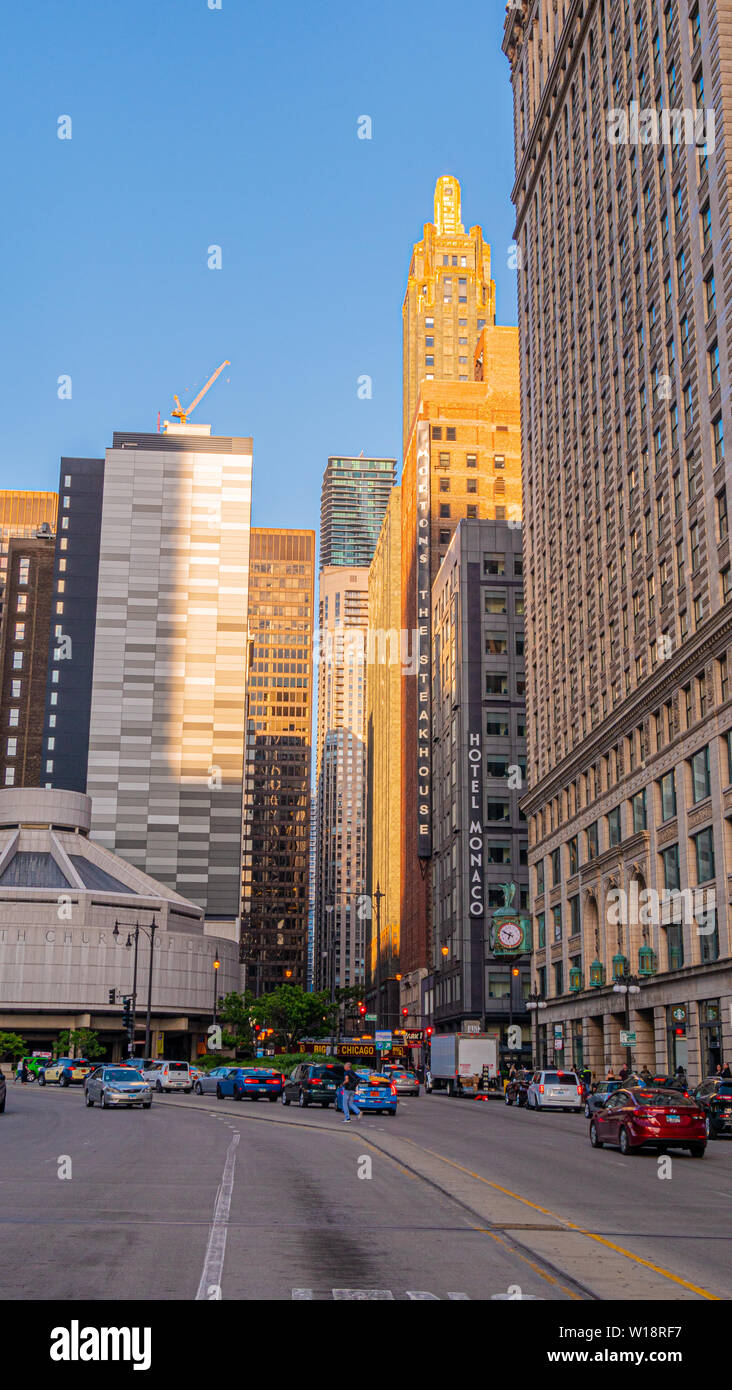 Chicago street view in the evening - CHICAGO, USA - JUNE 12, 2019 Stock ...