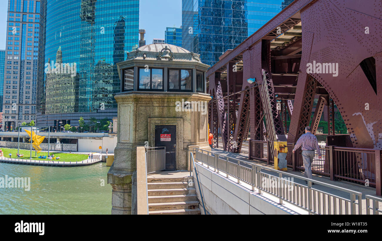 Chicago riverwalk on sunny hi-res stock photography and images - Alamy