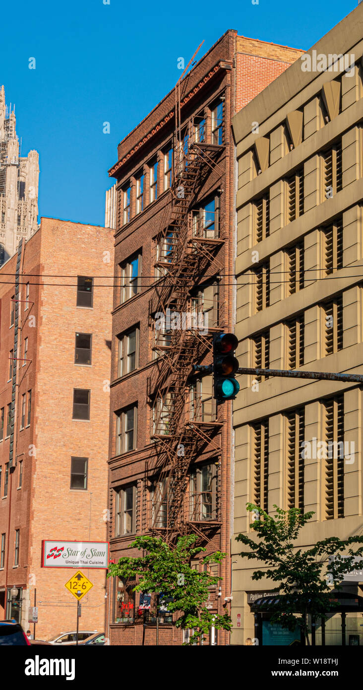 Rescue ladders in chicago chicago hi-res stock photography and images ...