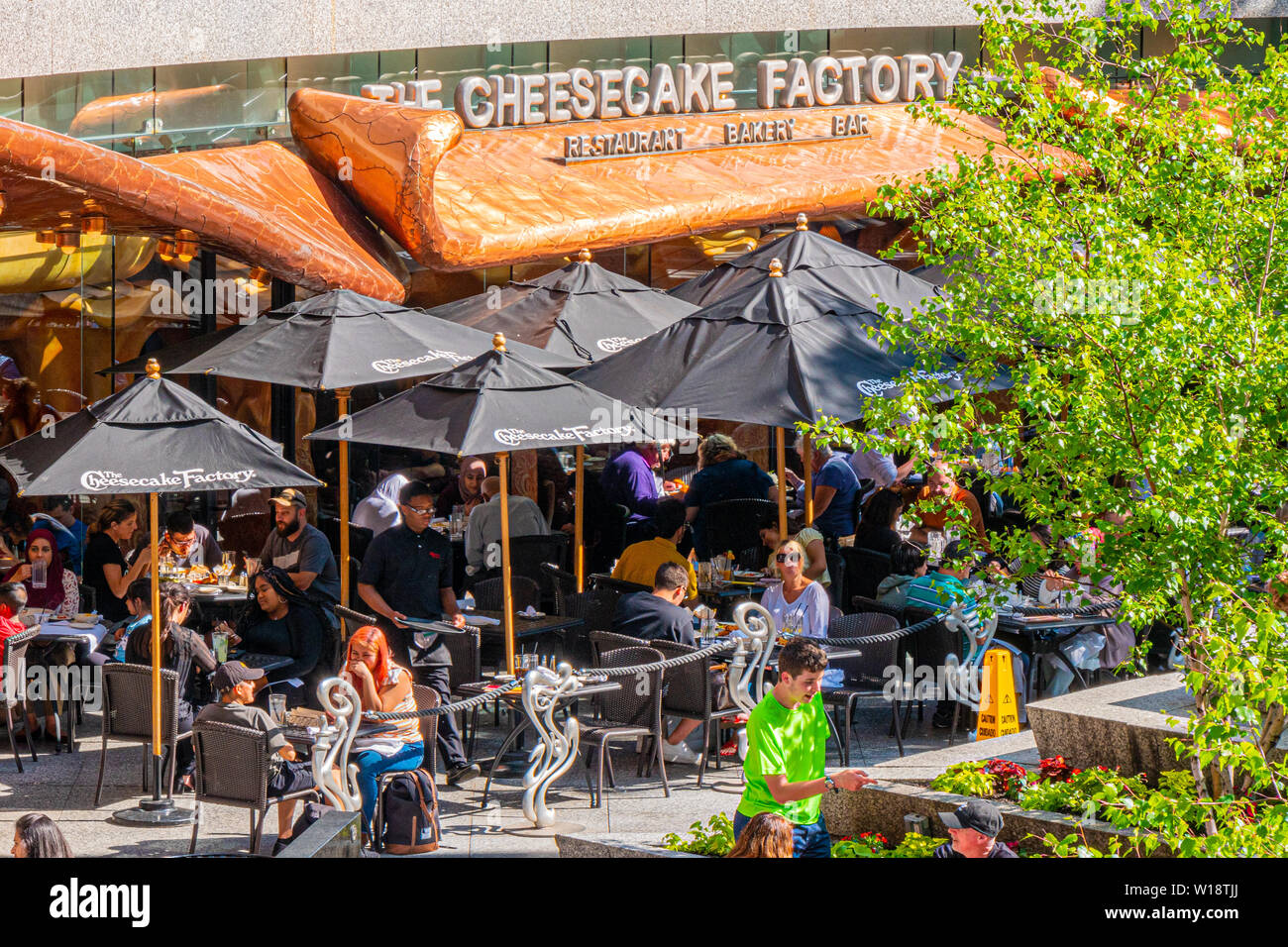 Cheesecake factory chicago hi-res stock photography and images - Alamy