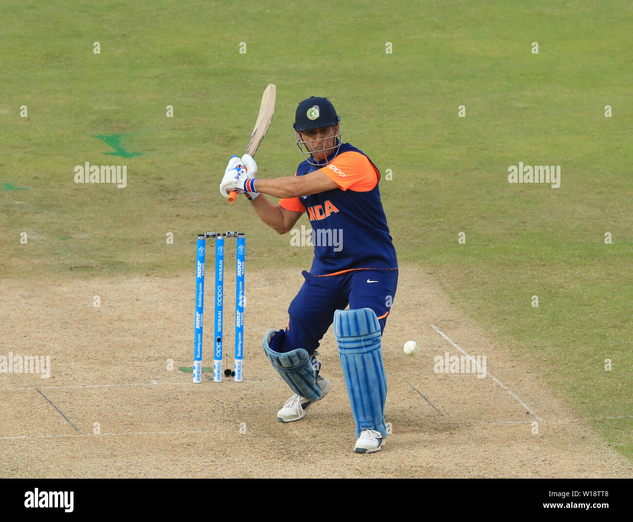 Ms dhoni hi-res stock photography and images - Alamy