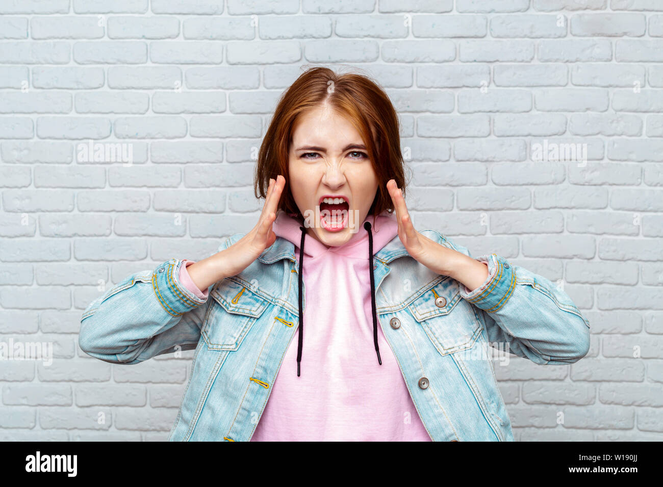Portrait angry young woman screaming Stock Photo - Alamy Portrait angry young woman screaming Stock Photo - Alamy