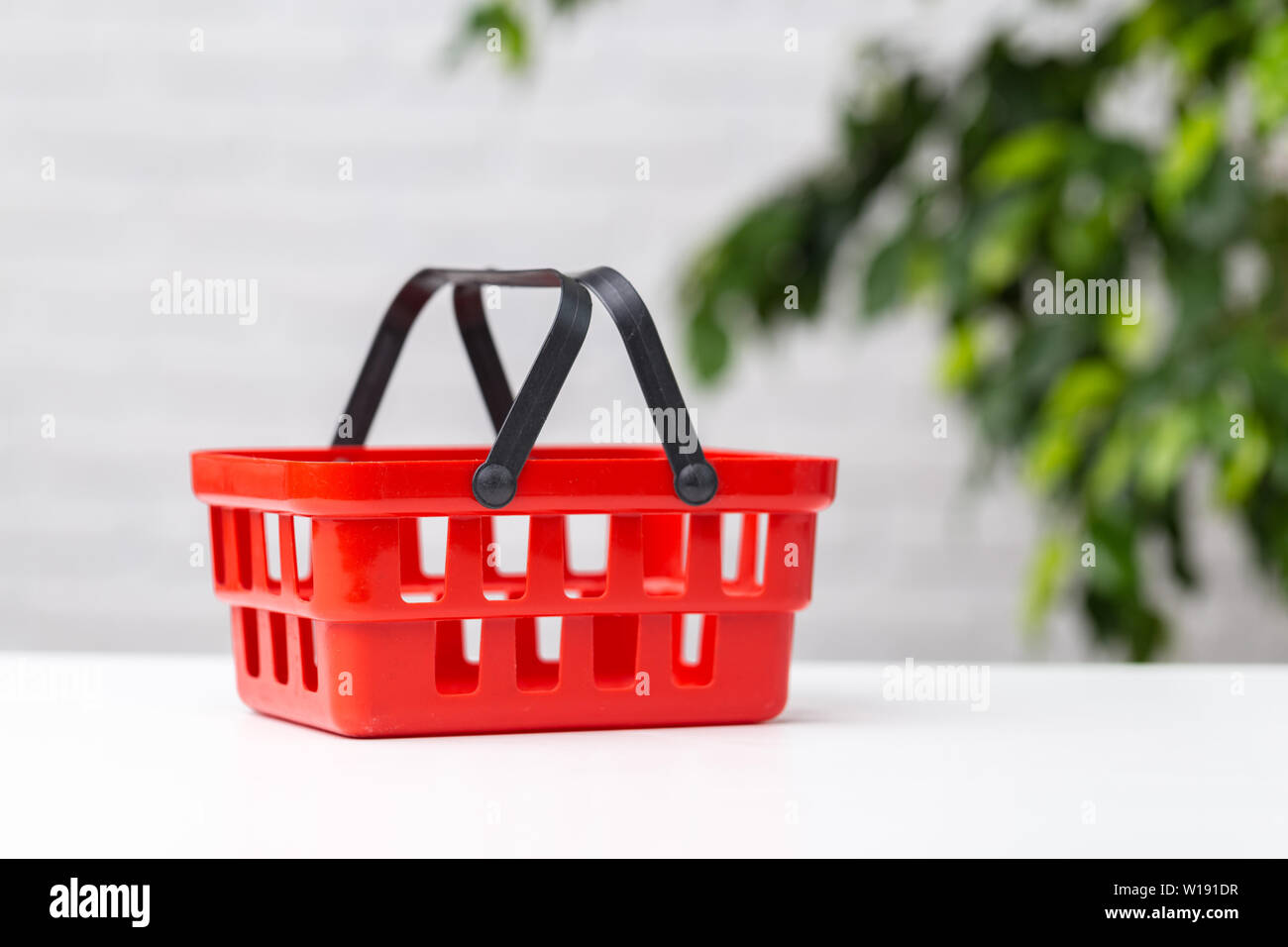 Empty Shopping Cart Stock Photo - Alamy