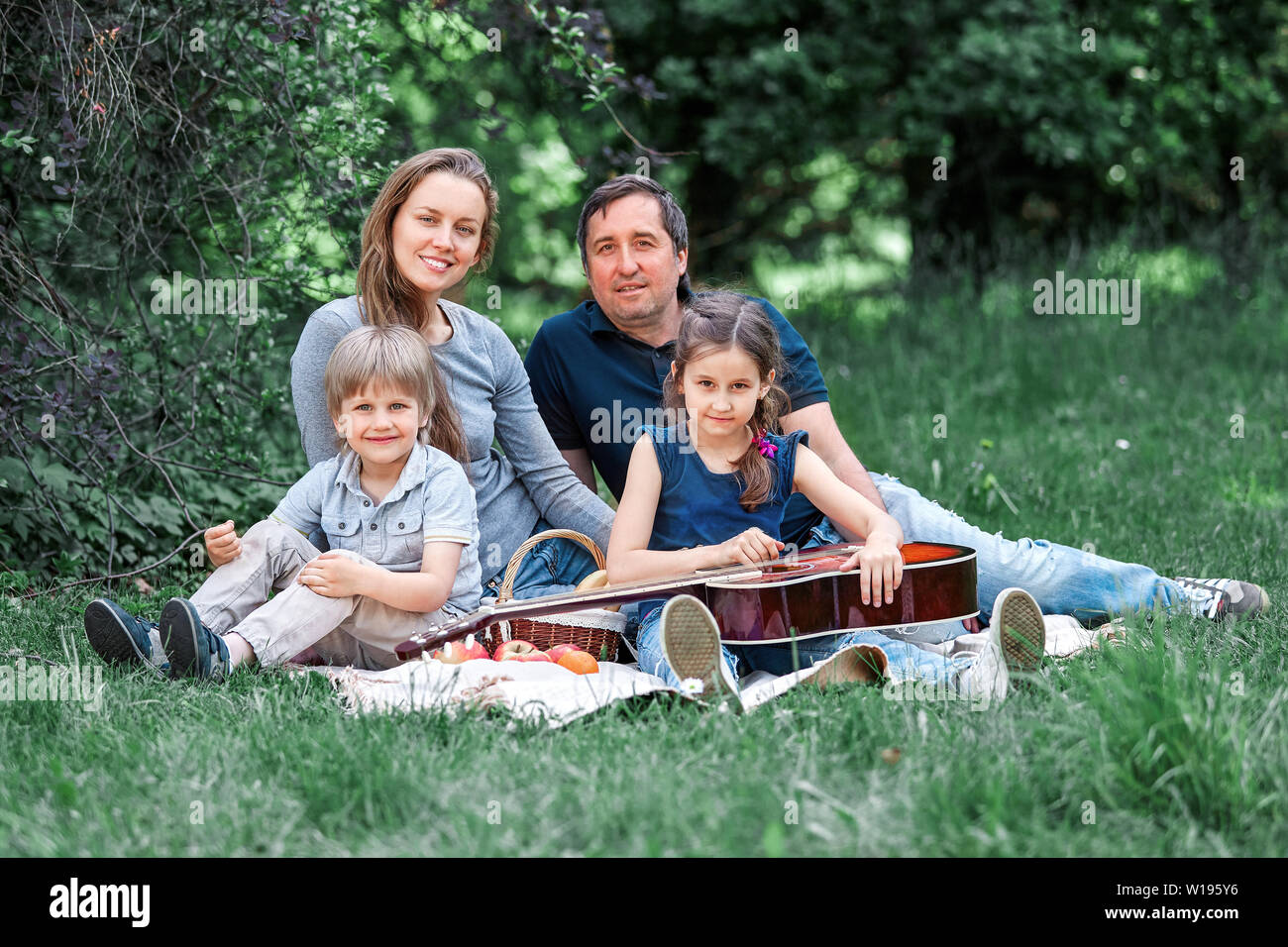 portrait of happy family on picnic Sunday. good time Stock Photo - Alamy