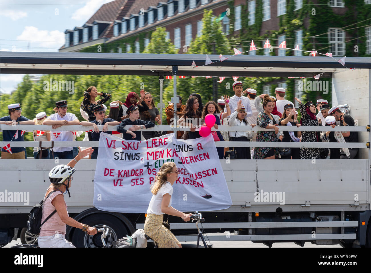 College students in graduation hi-res stock photography and images - Alamy