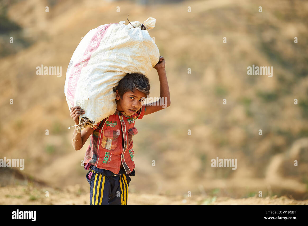 Boy carrying food in Kutupalong Rohingya Refugee Camp, Bangladesh Stock ...