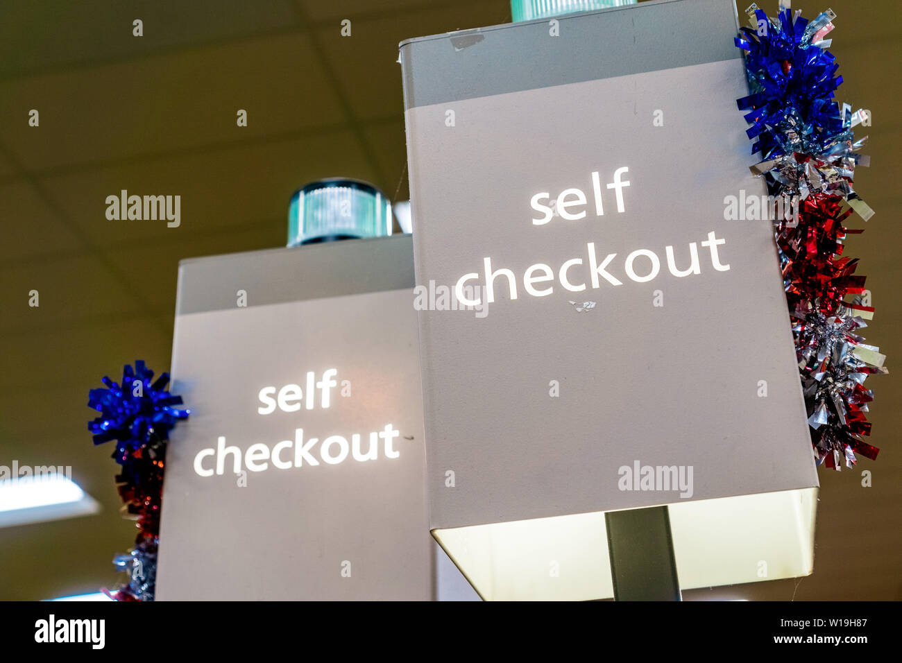 Self checkout hi-res stock photography and images - Alamy