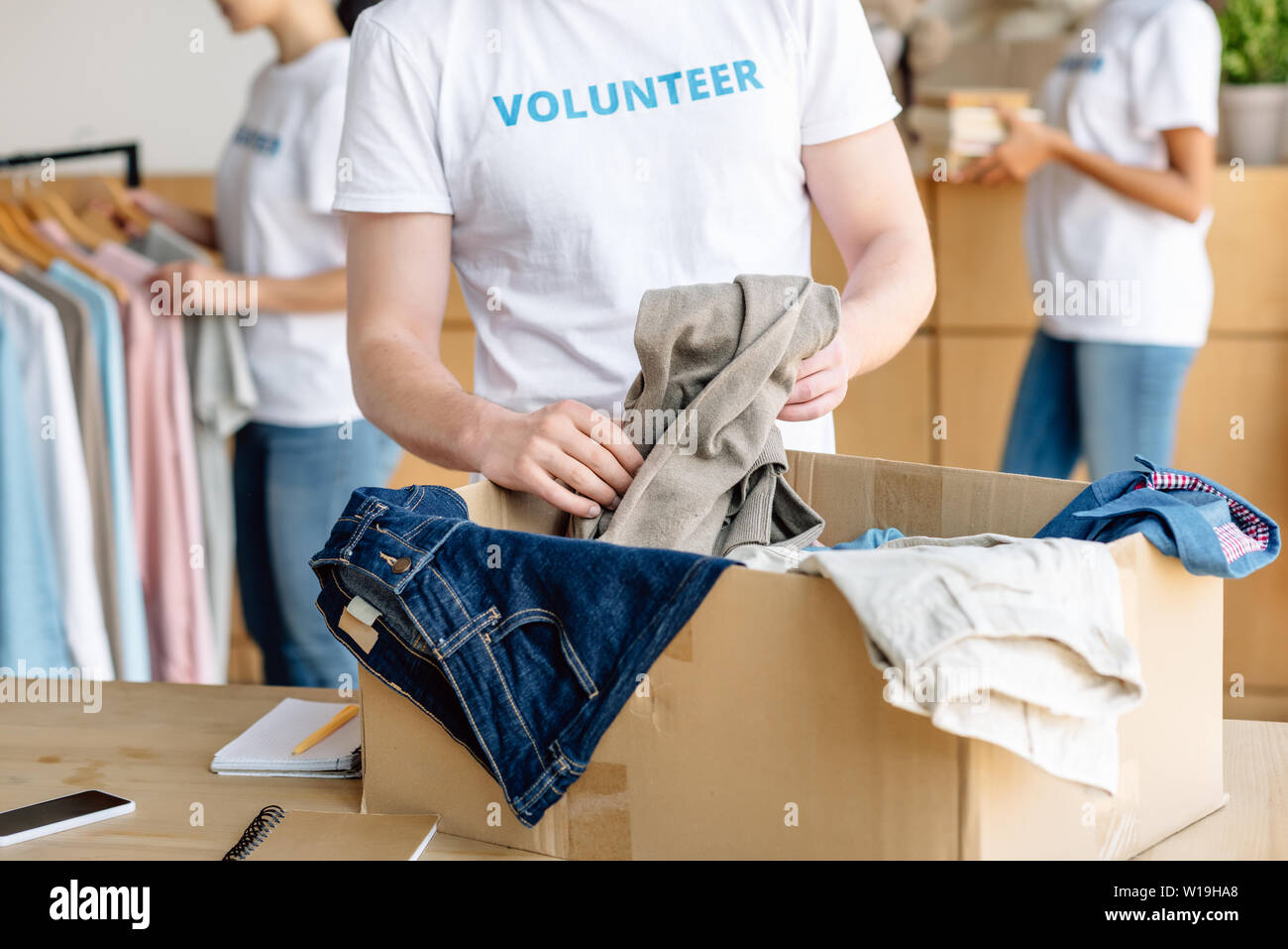 Unpacking screen hi-res stock photography and images - Alamy