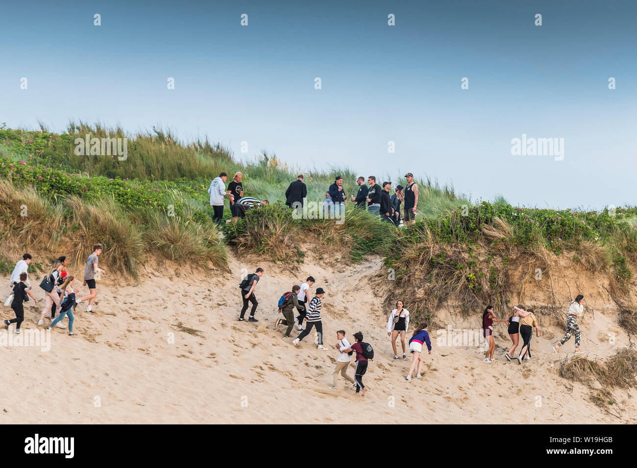 Group teens beach hi-res stock photography and images - Alamy