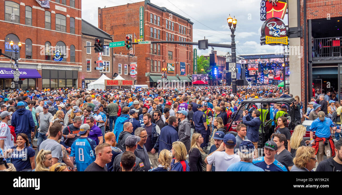 Crowd of football fans hi-res stock photography and images - Alamy
