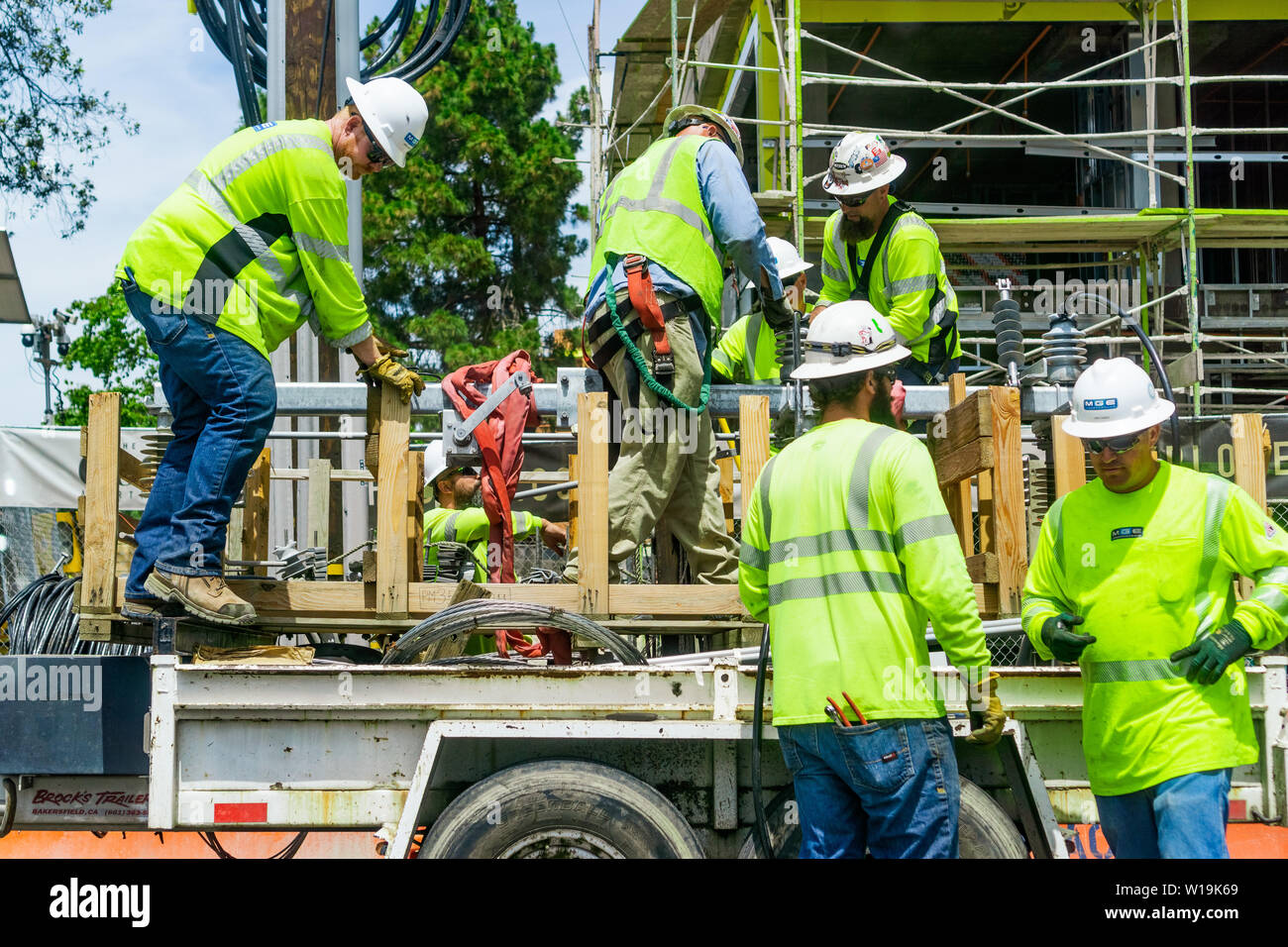 People wearing safety vests hi-res stock photography and images - Alamy