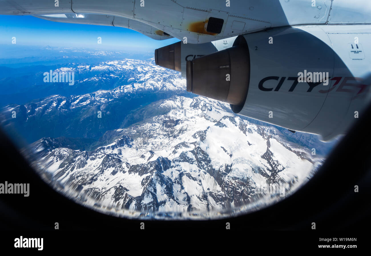 Flying abreast hi-res stock photography and images - Alamy