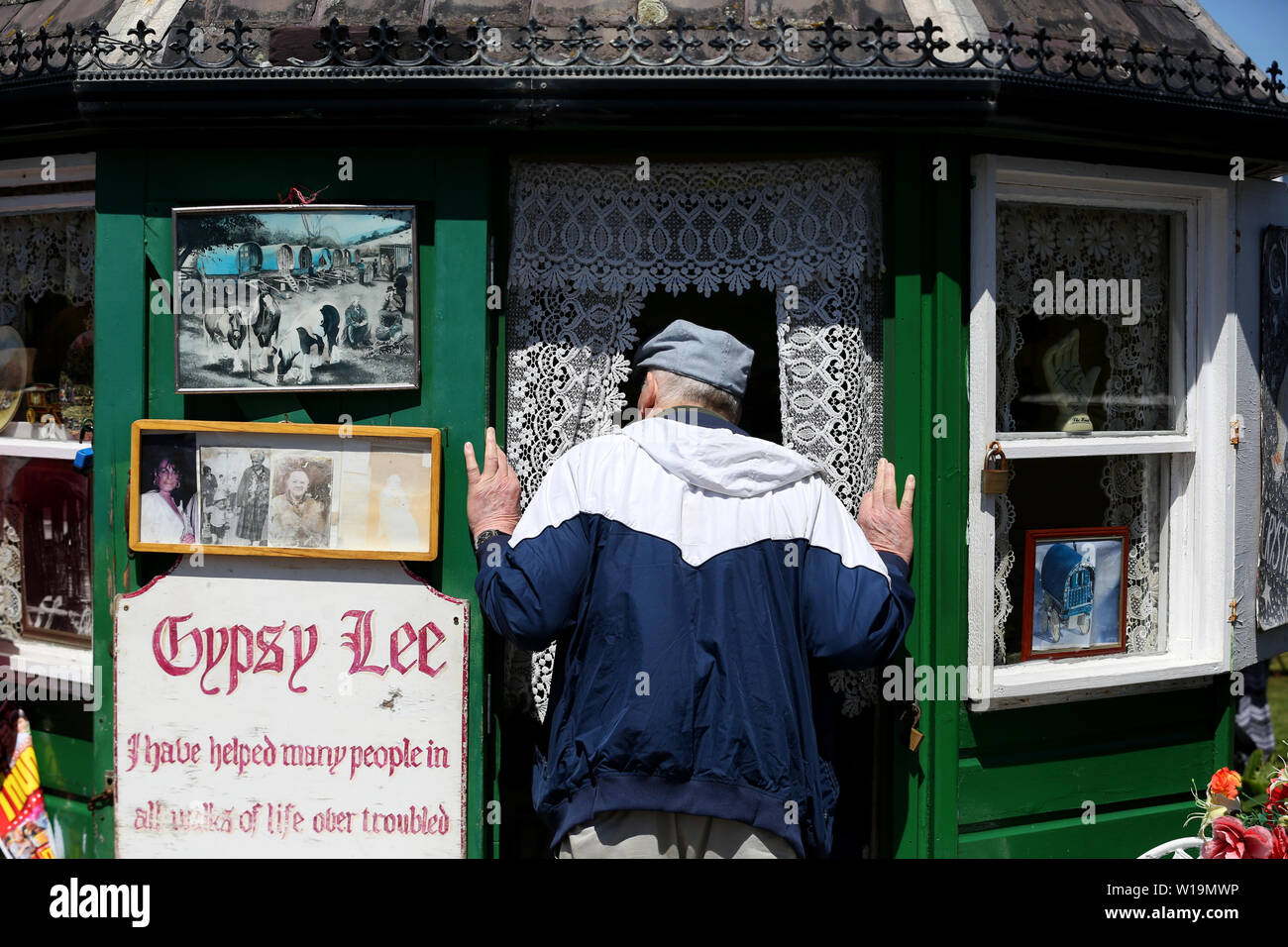 Palm reading gypsy hi-res stock photography and images - Alamy