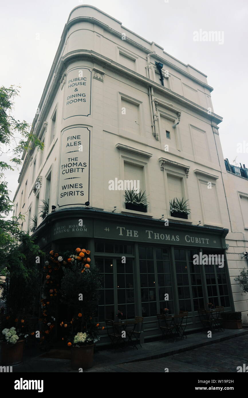Dark coloured shop exterior hi-res stock photography and images - Alamy
