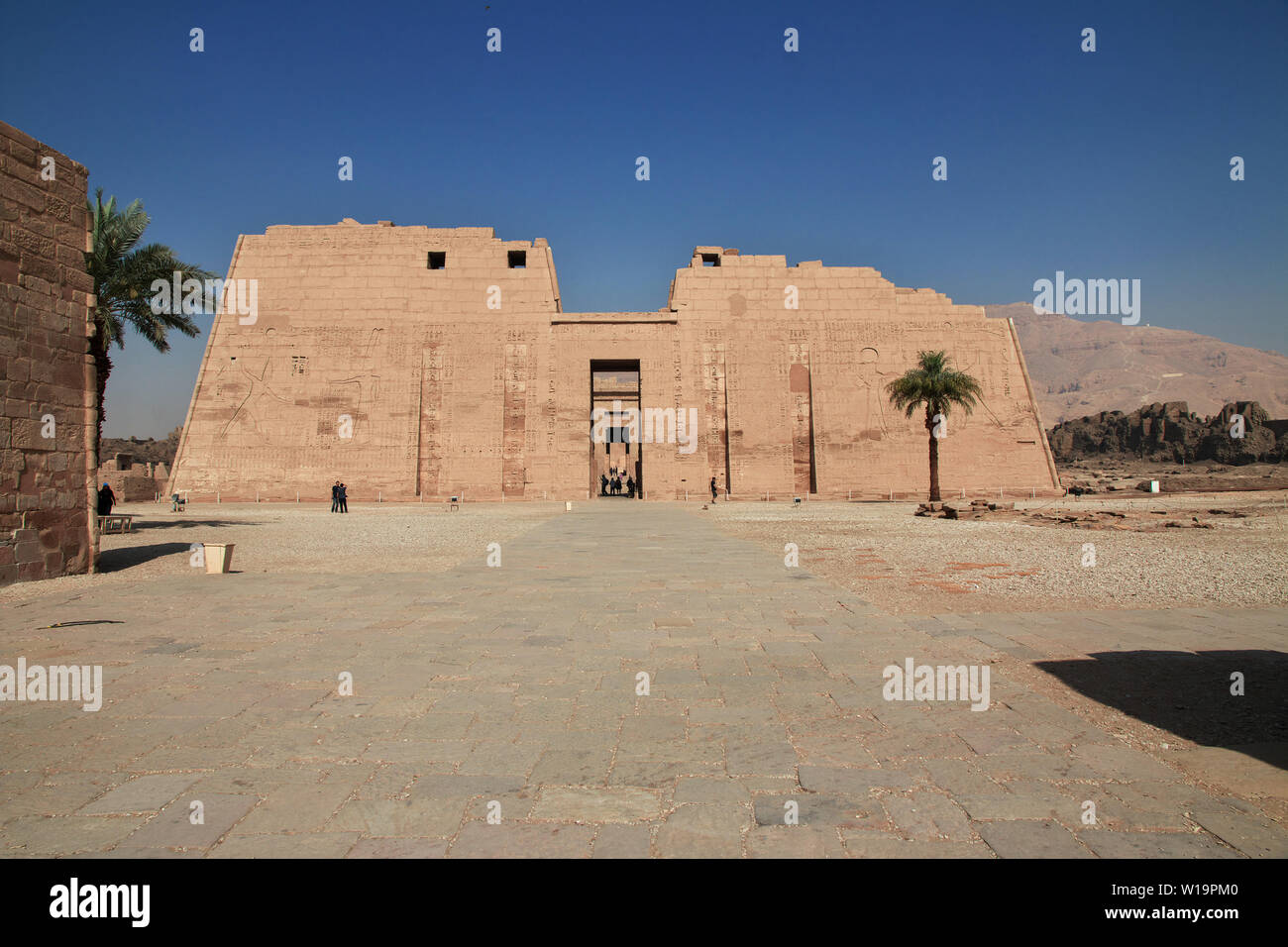 Medinet abu temple hi-res stock photography and images - Alamy