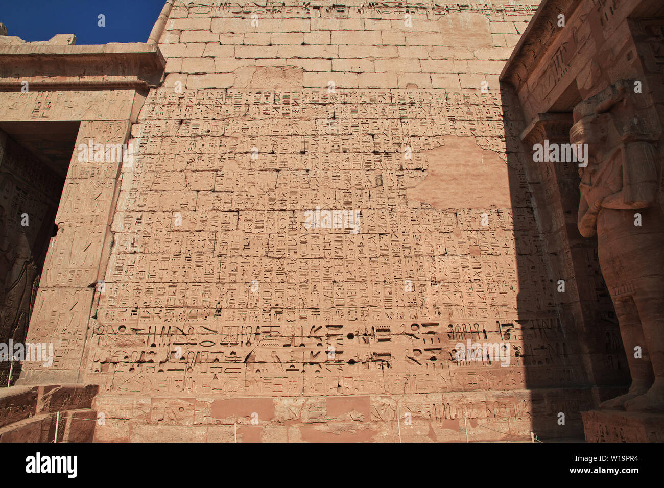 Medinet abu temple hi-res stock photography and images - Alamy