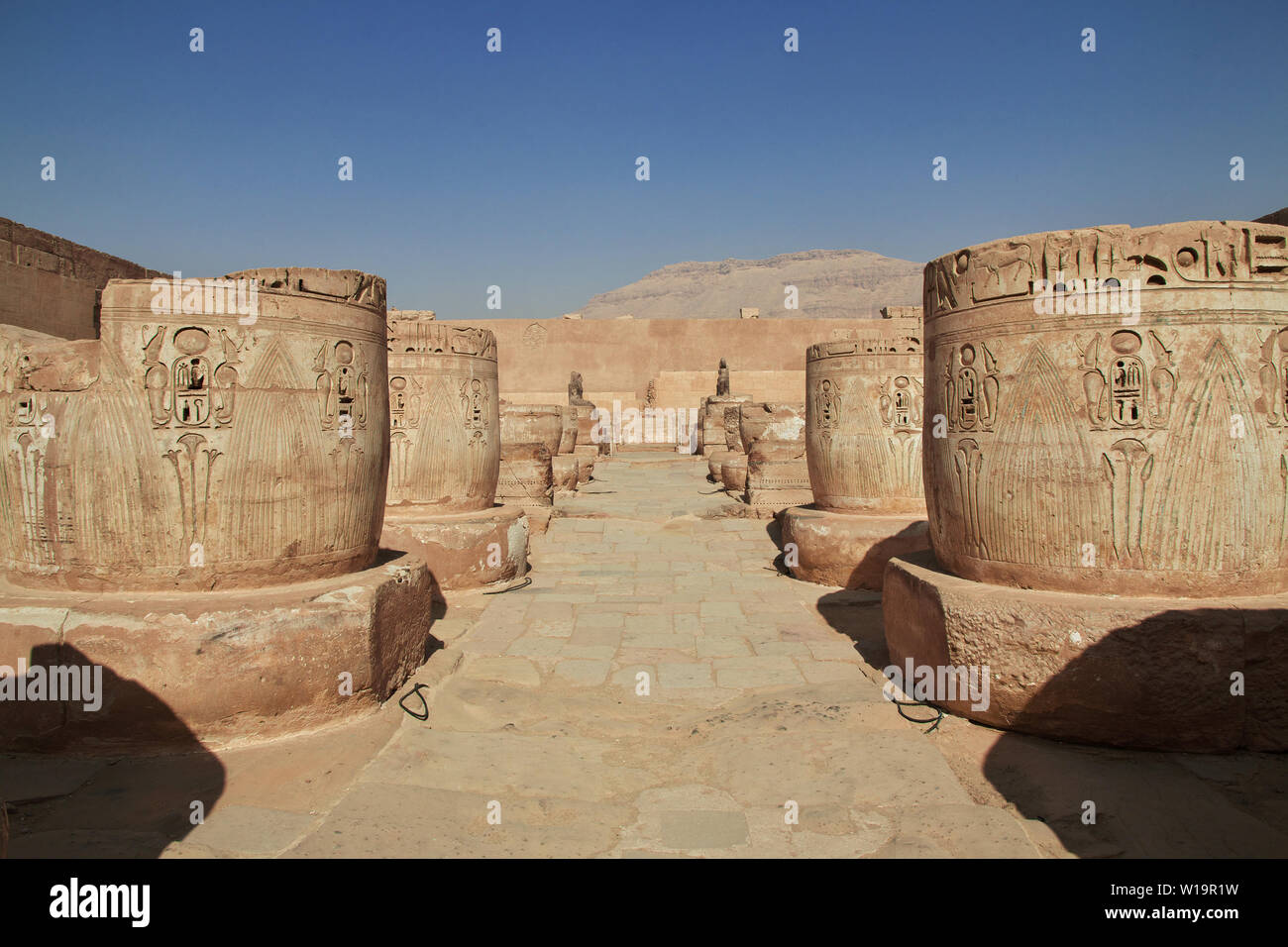 Medinet abu temple hi-res stock photography and images - Alamy