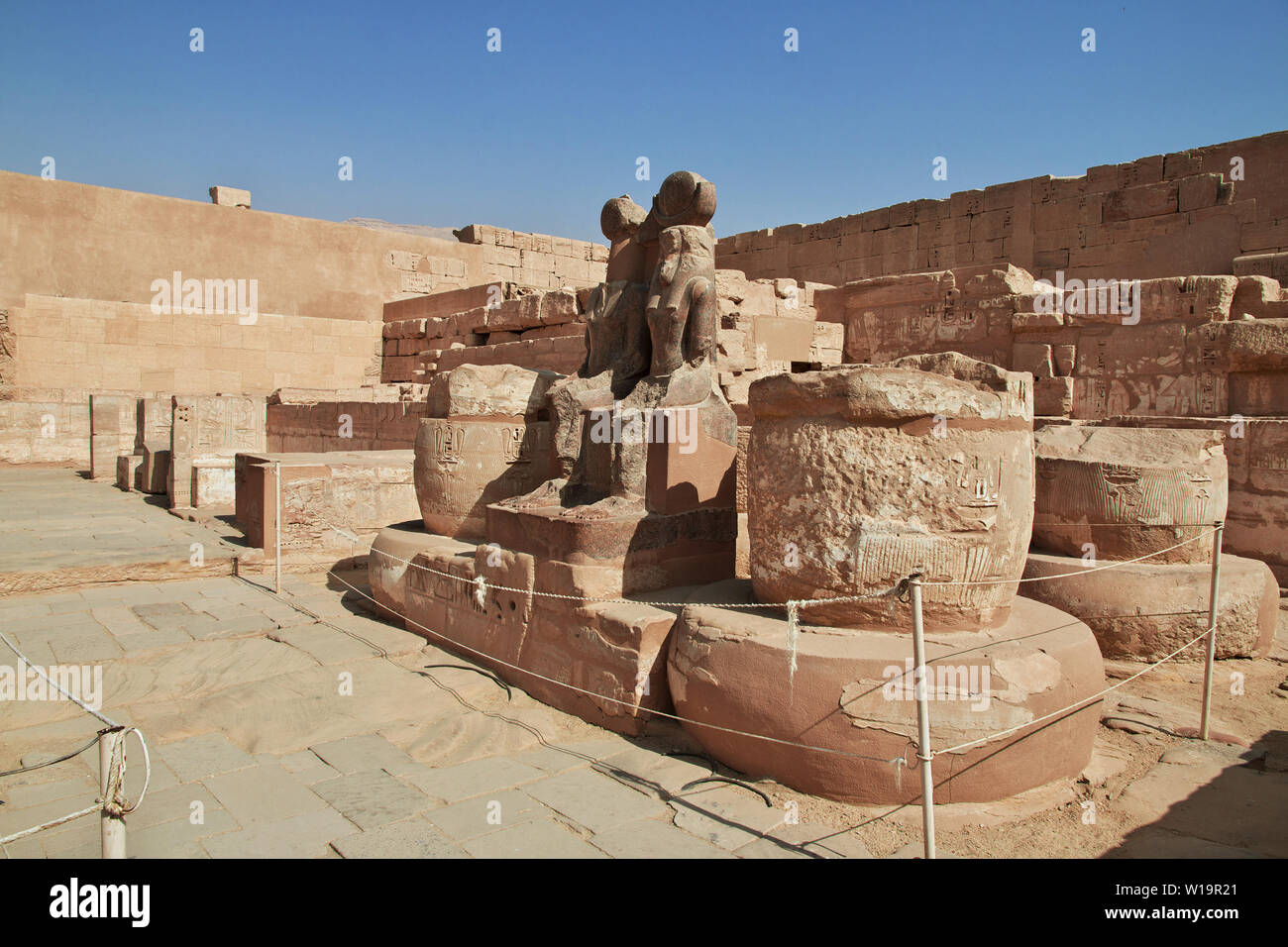 Medinet abu temple hi-res stock photography and images - Alamy