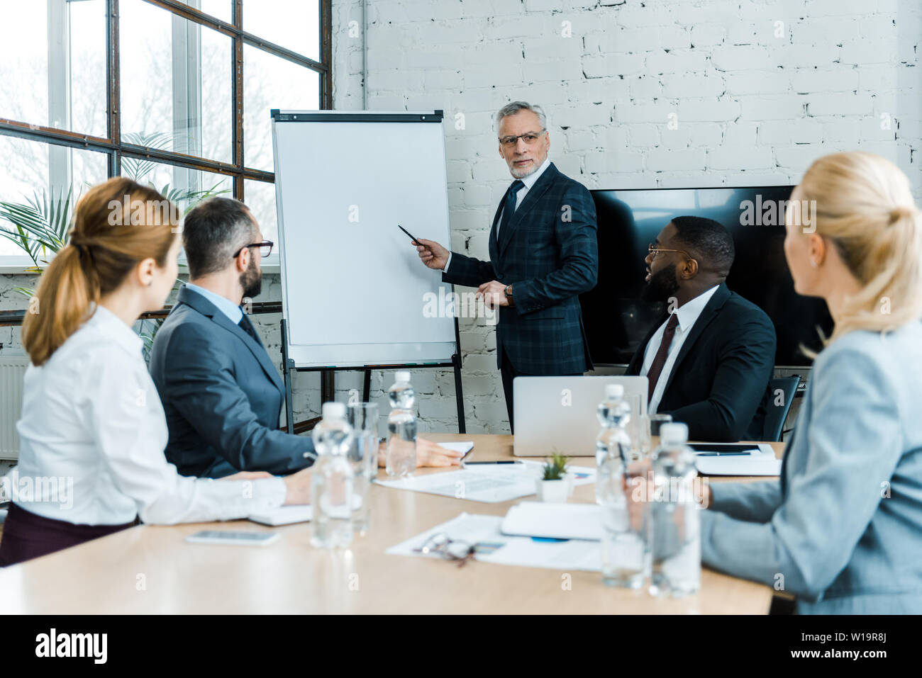 Coach pointing team hi-res stock photography and images - Alamy