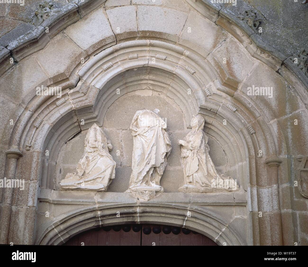 TIMPANO DE LA IGLESIA DEL CONVENTO DE SANTA CLARA CON LAS ESCULTURAS DE ...