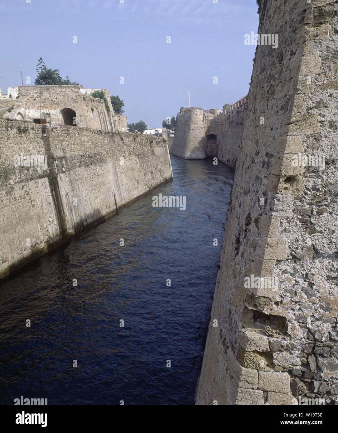 MURALLA REAL Y FOSO DESDE EL BALUARTE. Location: MURALLAS REALES. SPAIN ...