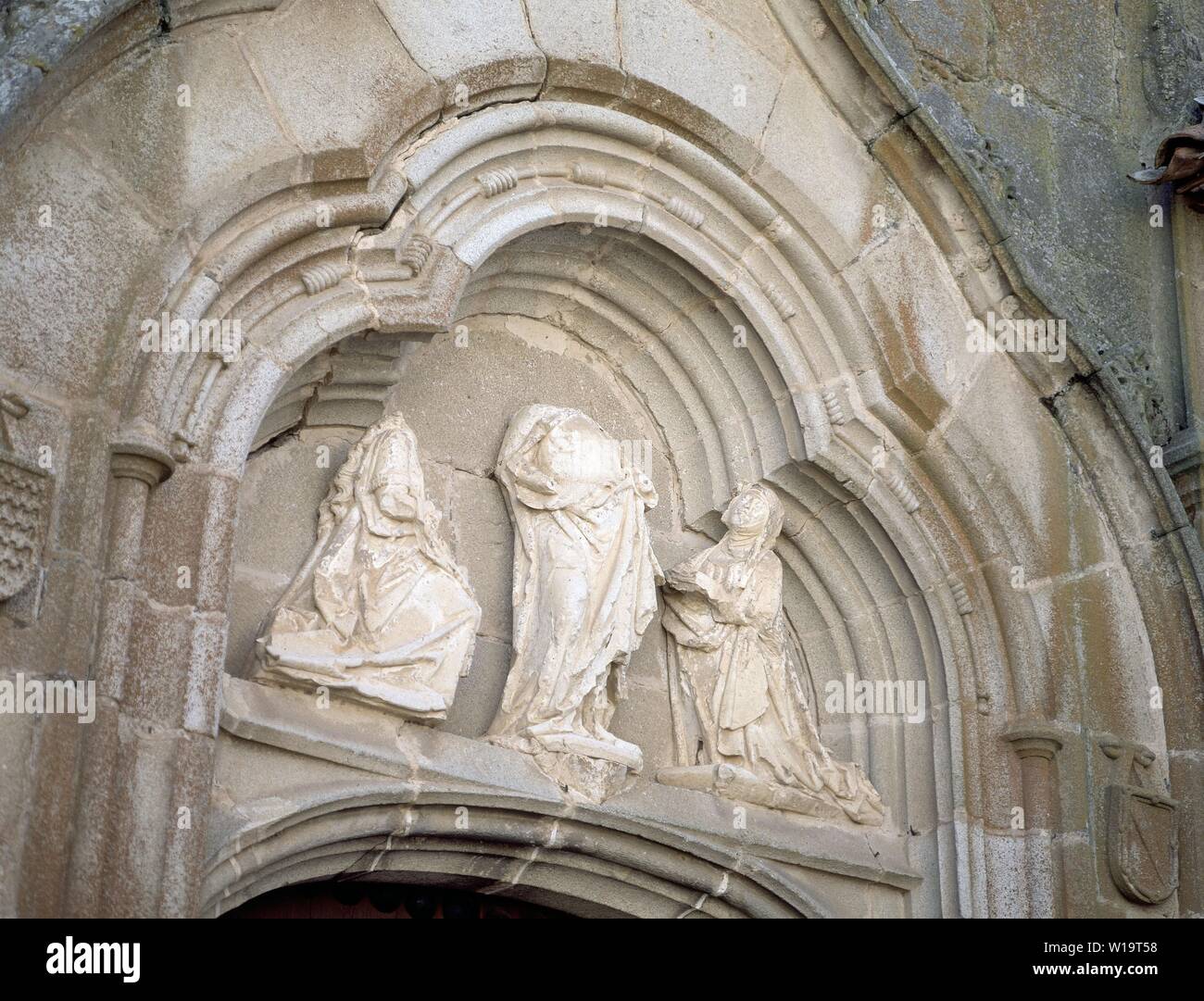 TIMPANO DE LA IGLESIA DEL CONVENTO DE SANTA CLARA CON LAS ESCULTURAS DE ...