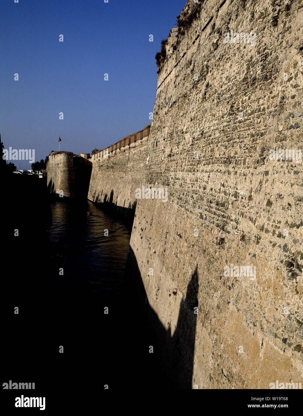 MURALLA REAL Y FOSO DESDE EL BALUARTE. Location: MURALLAS REALES. SPAIN ...