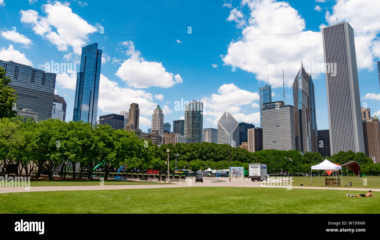 View over iconic buildings of the Chicago skyline - CHICAGO, USA - JUNE ...