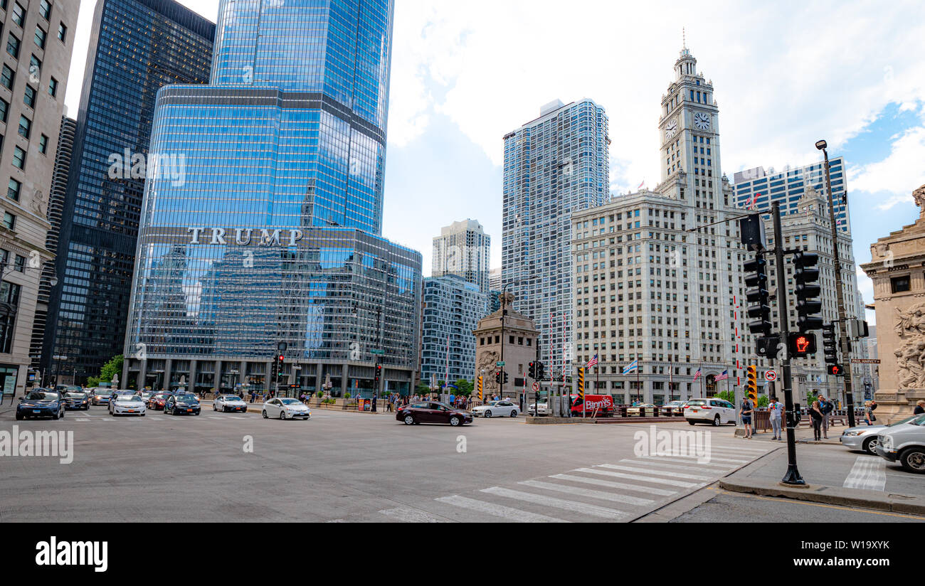 The iconic buildings at Chicago River - CHICAGO, USA - JUNE 12, 2019 ...