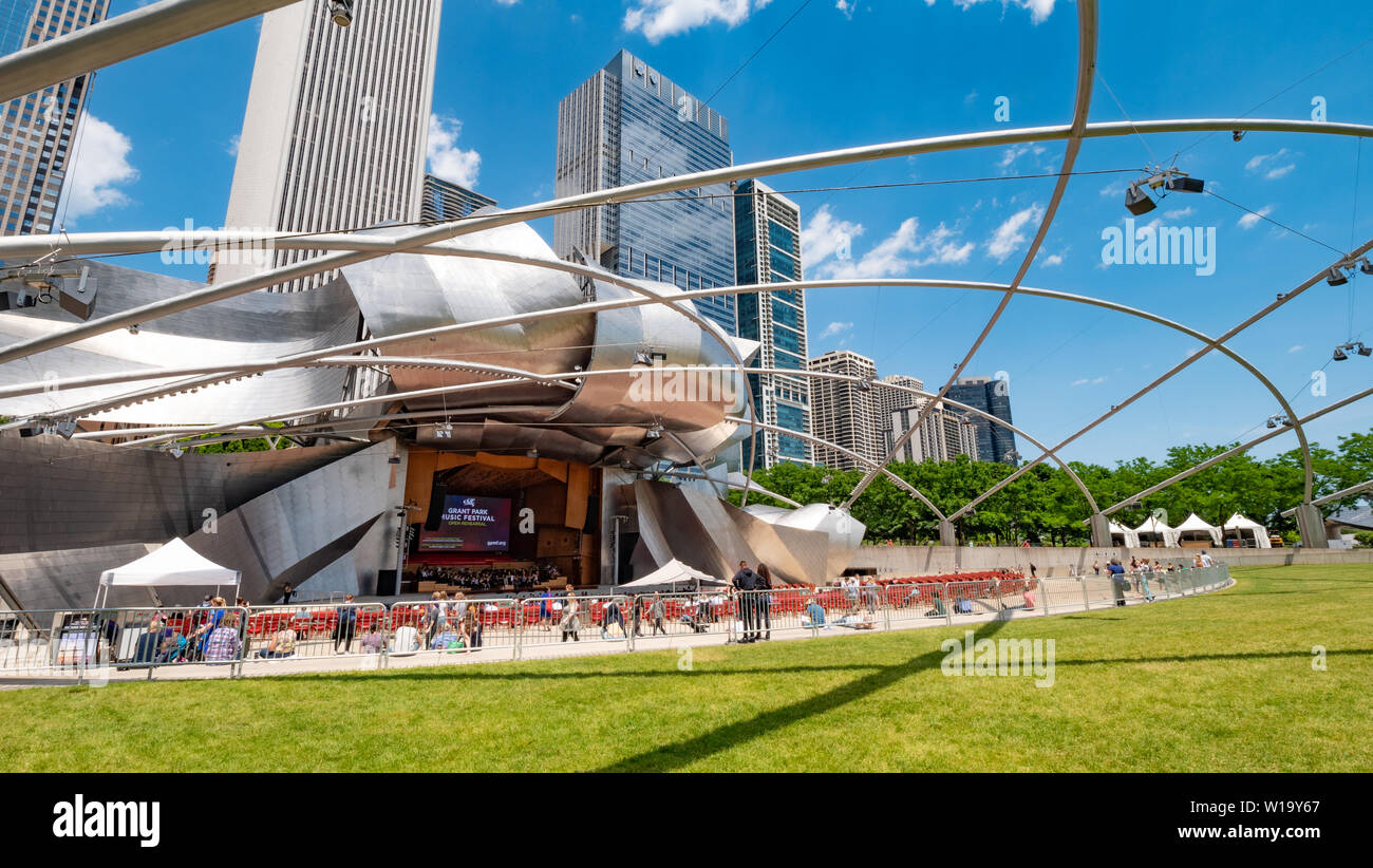 Aerial view jay pritzker pavilion hi-res stock photography and images ...