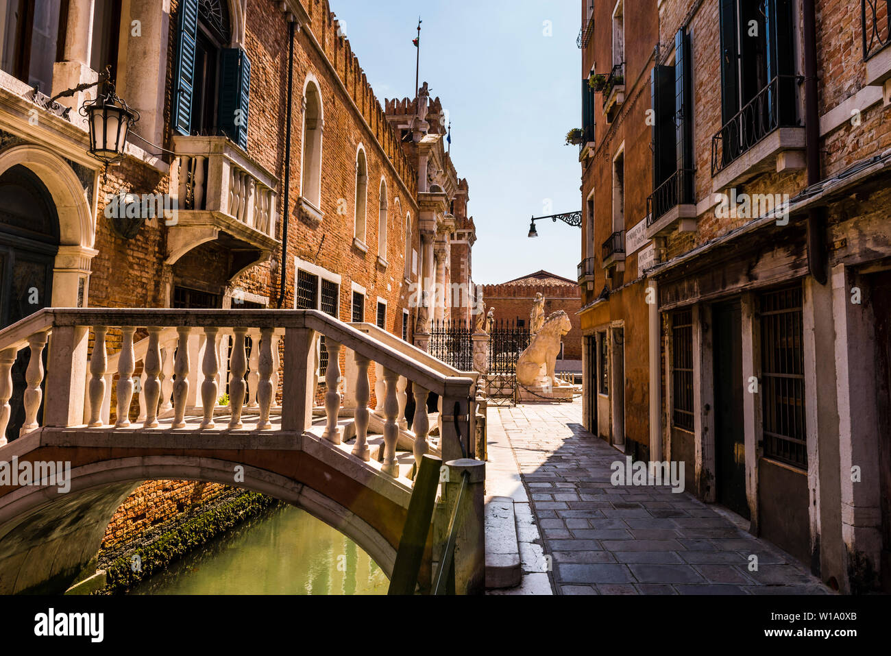 Ancient architecture and walkway in venice hi-res stock photography and ...
