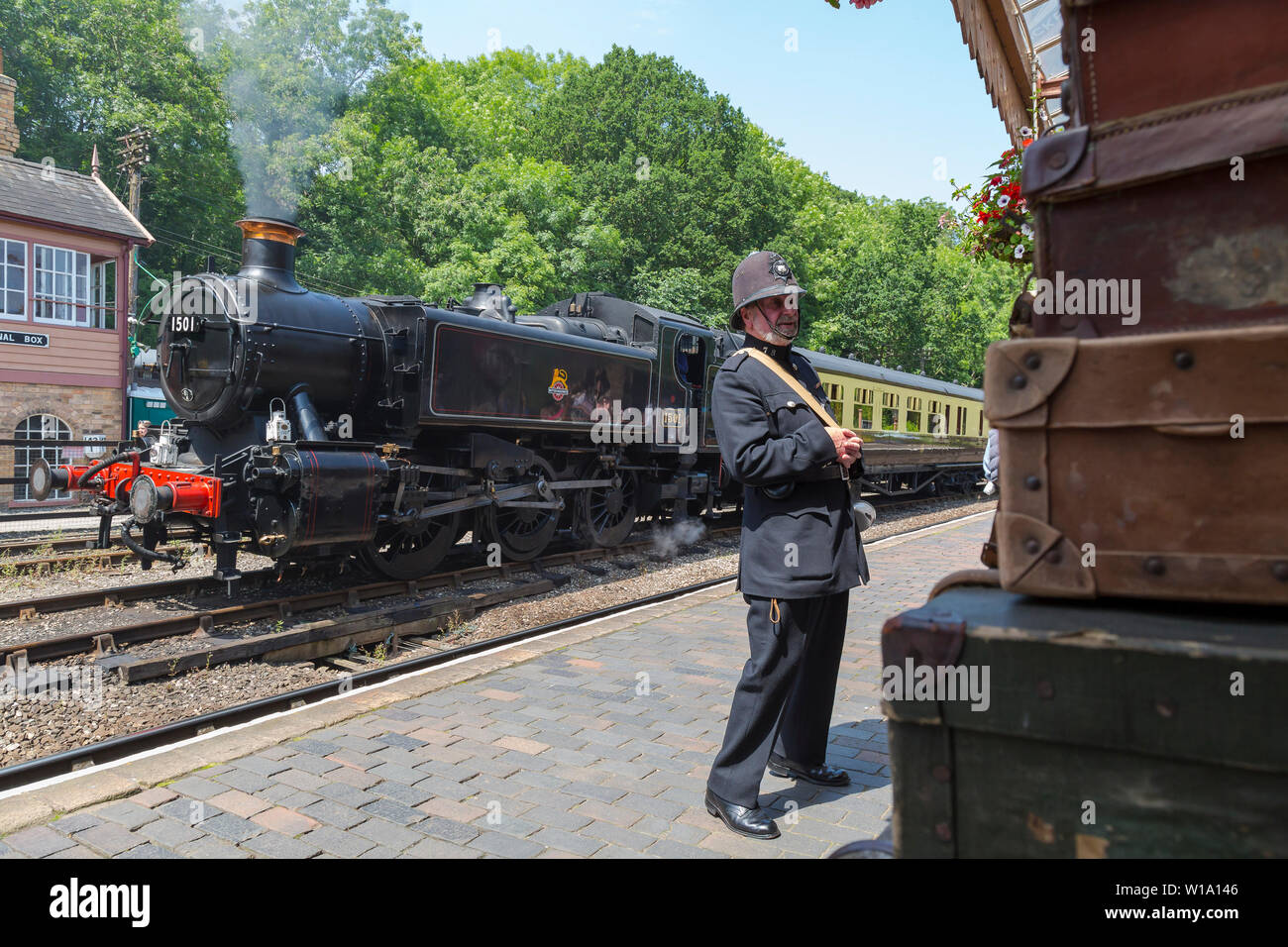 Train 1940s side hi-res stock photography and images - Alamy