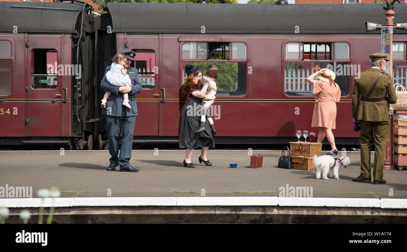 People dressed in 1940 hi-res stock photography and images - Alamy