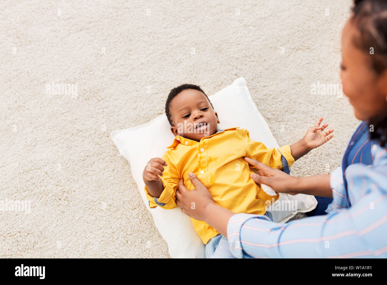 african american mother with happy baby at home Stock Photo - Alamy