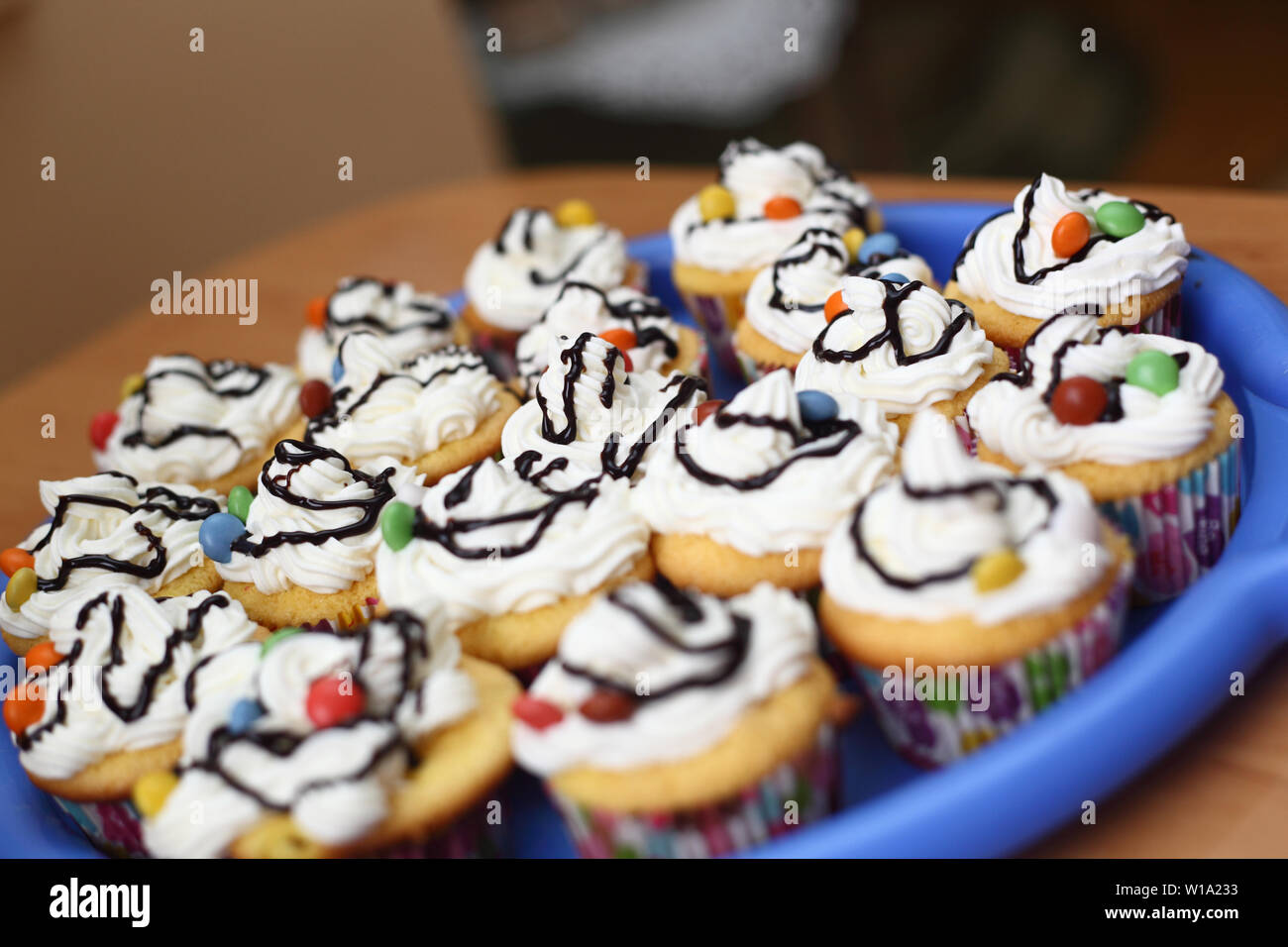 Red cupcakes cream cheese hi-res stock photography and images - Alamy