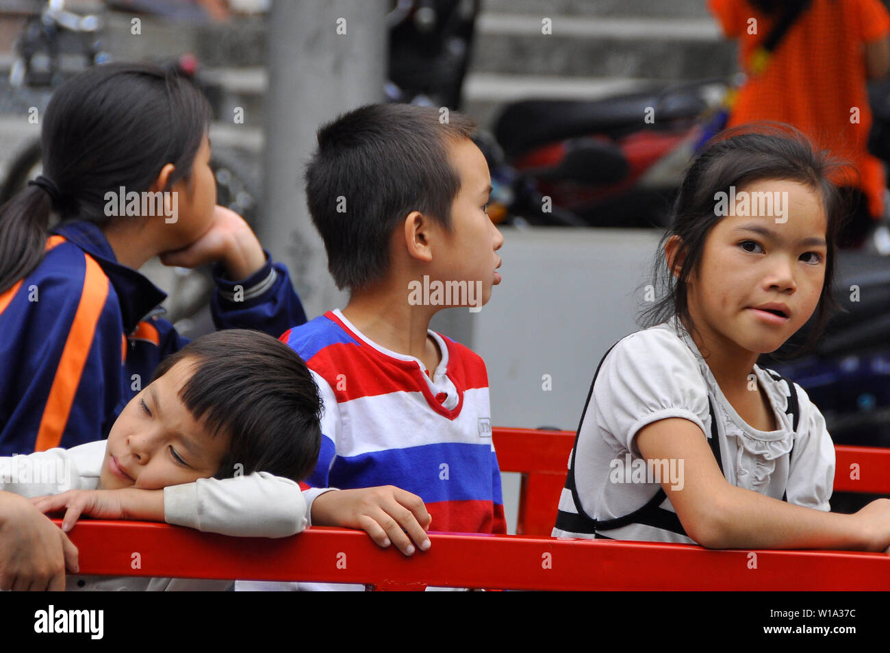 Chinese children ride in the back of a pick up Stock Photo - Alamy