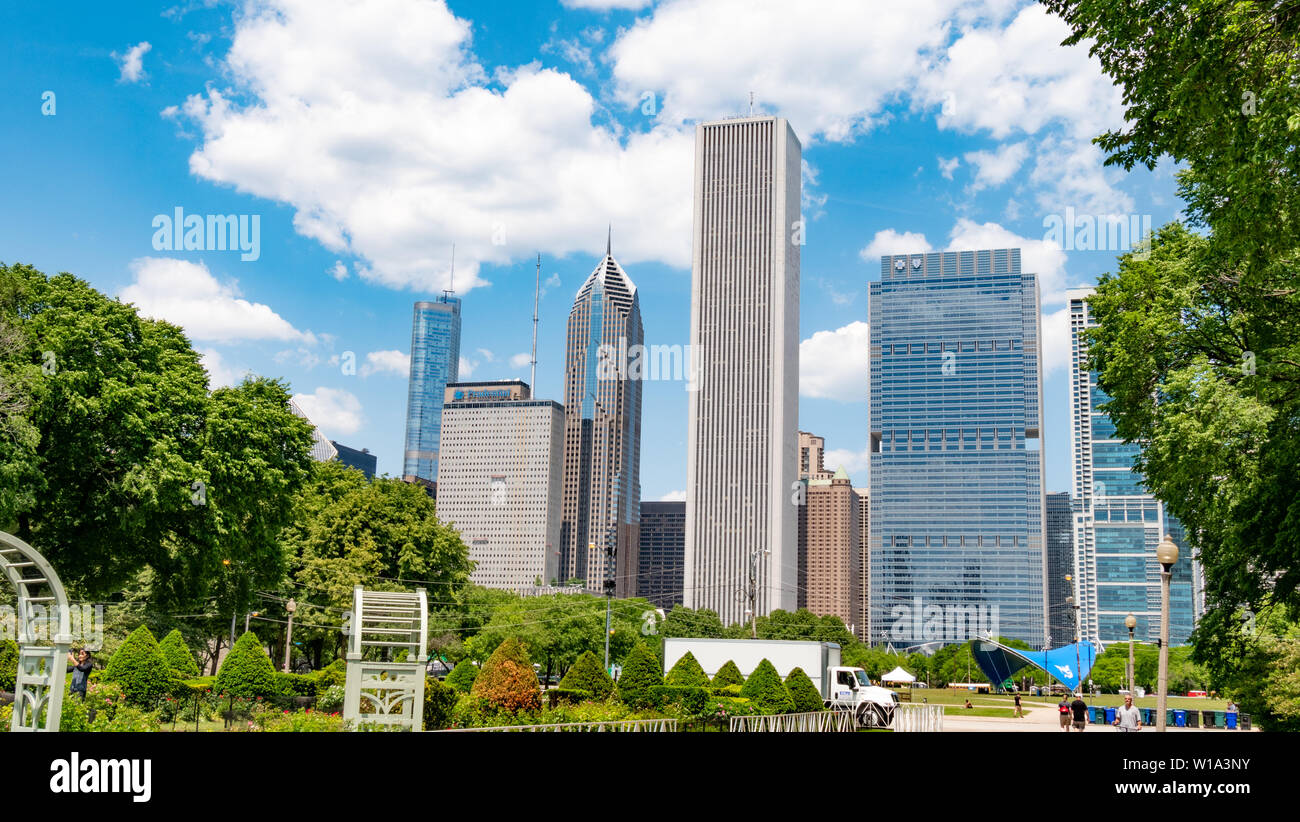 View over iconic buildings of the Chicago skyline - CHICAGO, USA - JUNE ...