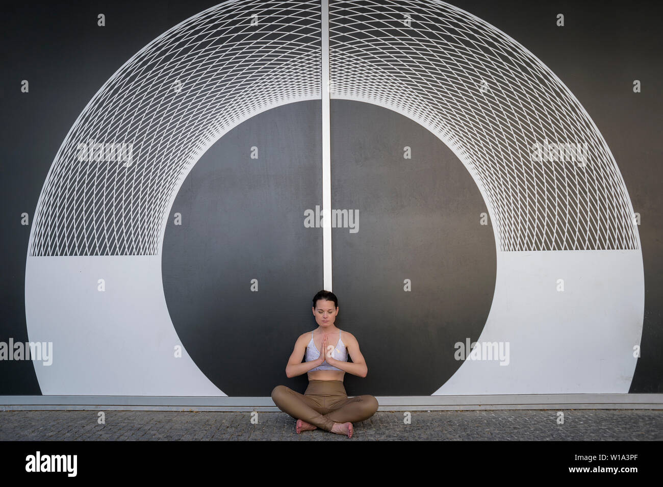 Sitting pose hi-res stock photography and images - Alamy