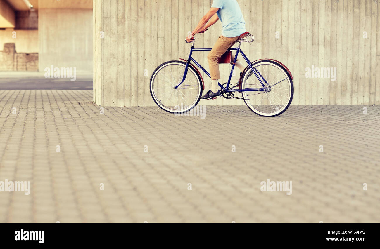 hipster man riding fixed gear bike Stock Photo - Alamy