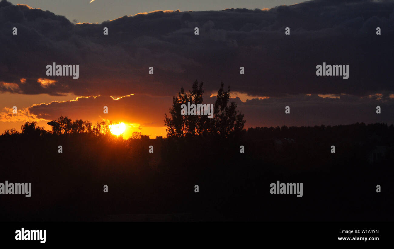 Beautiful red sun at sunset. Red sunset sky Stock Photo - Alamy