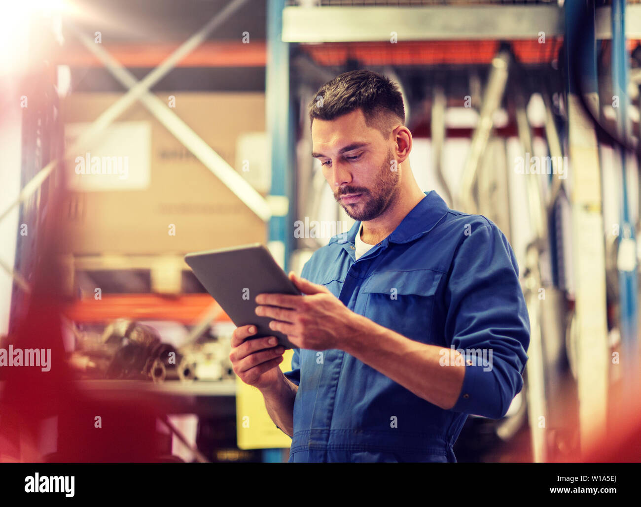Auto mechanic smith tablet hi-res stock photography and images - Alamy