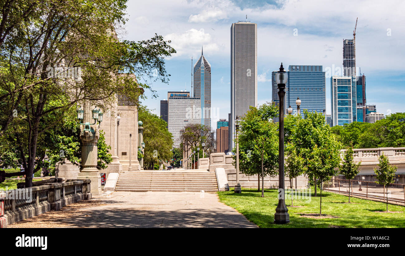 The high rise buildings of Chicago downtown - view from Grant Park ...
