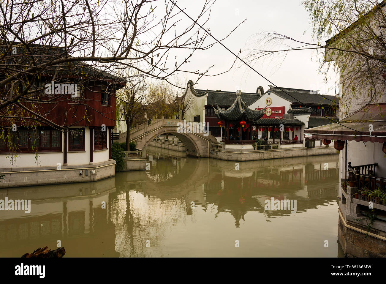 Building river china waterfront houses hi-res stock photography and ...