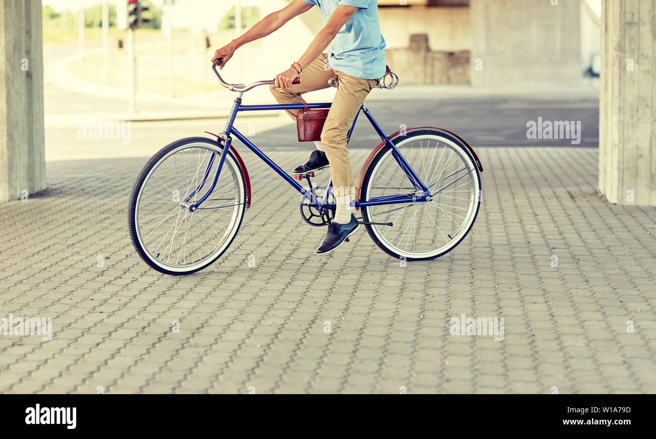 hipster man riding fixed gear bike Stock Photo - Alamy