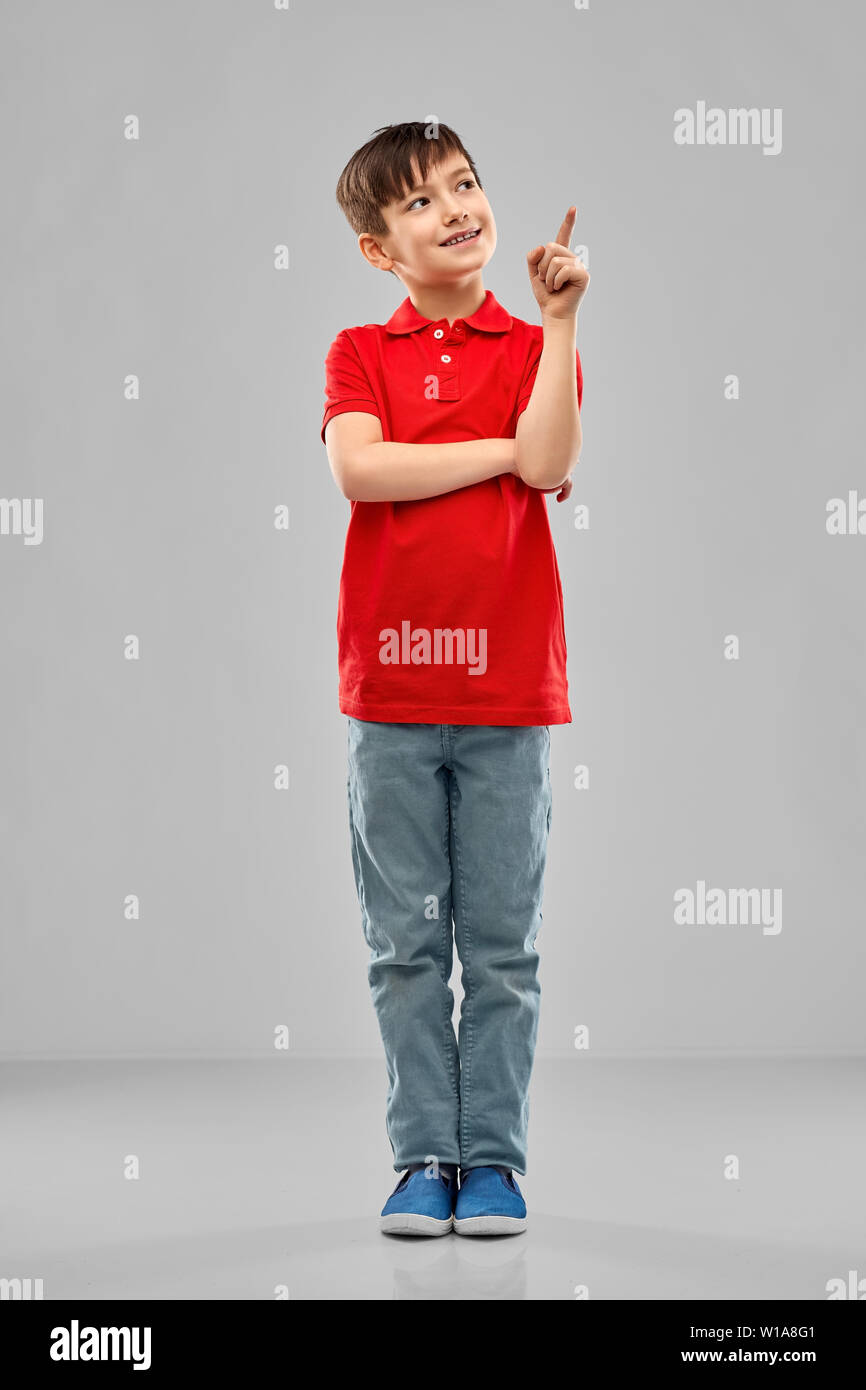 little boy in red polo t-shirt pointing finger up Stock Photo - Alamy