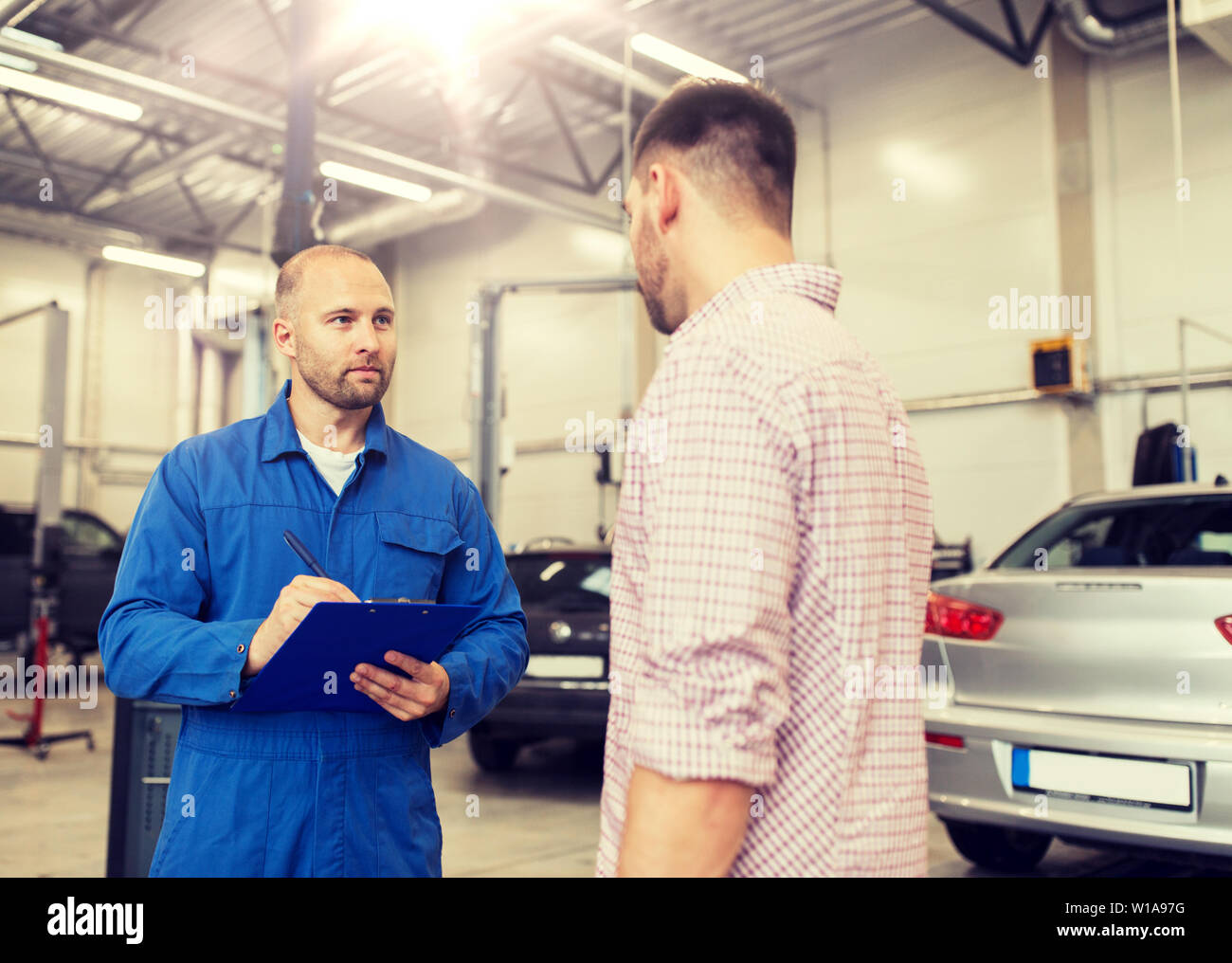 Mechanic clipboard talking man owner hi-res stock photography and ...