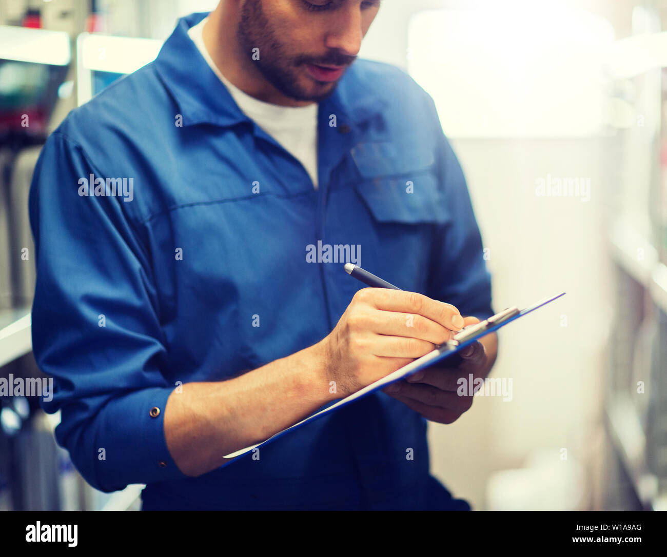 auto mechanic with clipboard at car workshop Stock Photo - Alamy