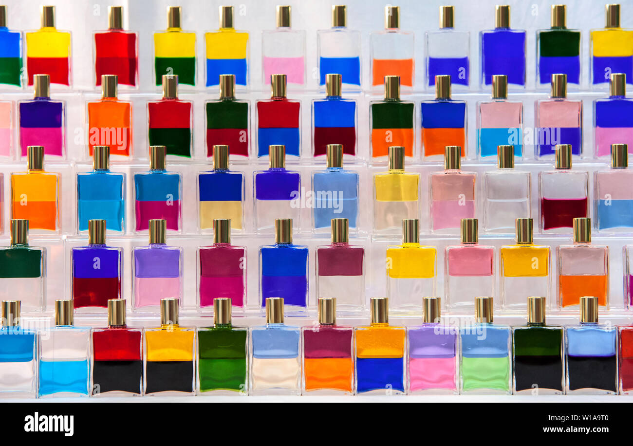A shelf full of multicolored bottles of perfume Stock Photo - Alamy
