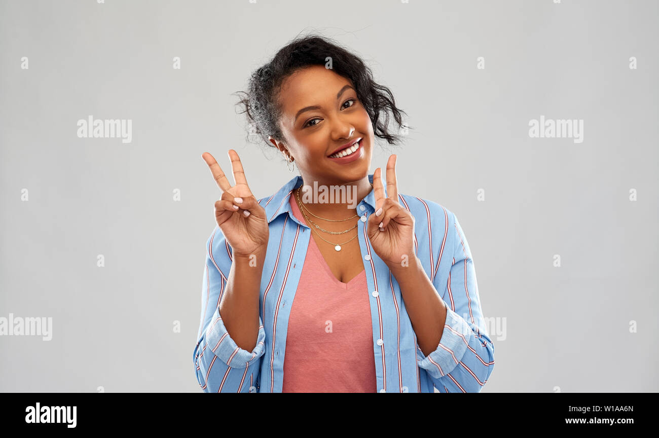 Black woman peace sign hi-res stock photography and images - Alamy