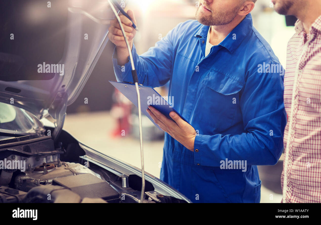 Mechanic clipboard talking man owner hi-res stock photography and ...